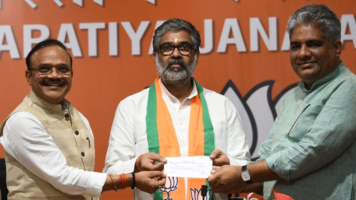 Neeraj Shekhar, who quit SP, joins BJP - The Hindu