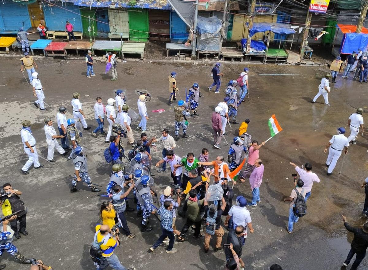 Kolkata Nabanna protest: Police lathi-charge, use tear gas, water ...