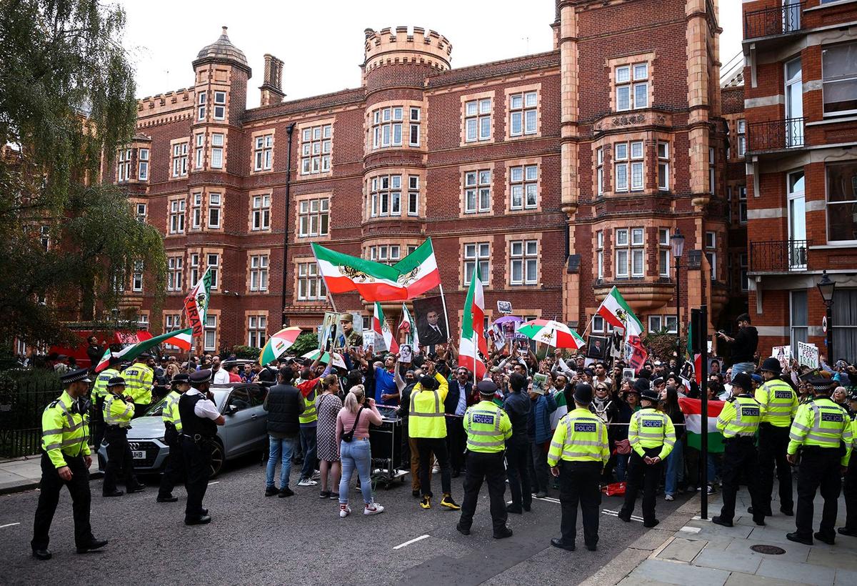 In Frames | Iran protests: Bare heads, steely hearts - The Hindu