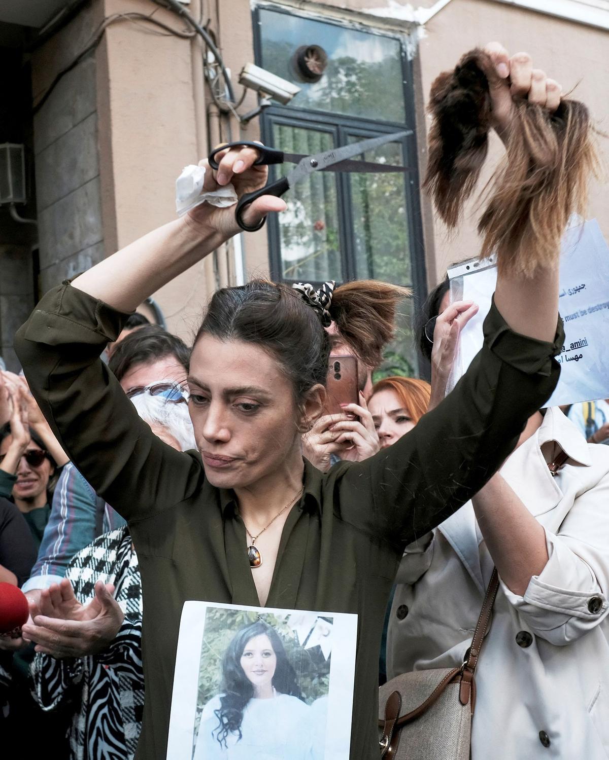 In Frames | Iran protests: Bare heads, steely hearts - The Hindu