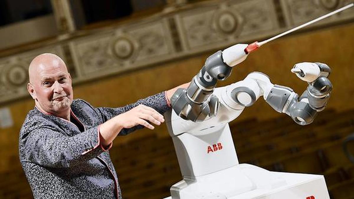 Robot ‘conductor’ steals the show from Italy’s top tenor - The Hindu