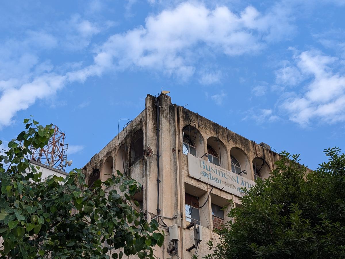 Google Pixel 9 Pro XL Review | Shines bright with a vibrant display ...