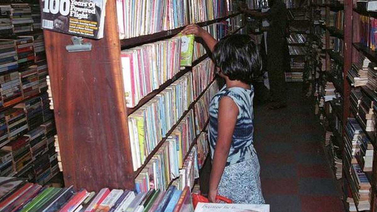 Eloor Library’s closing sale draws crowds - The Hindu