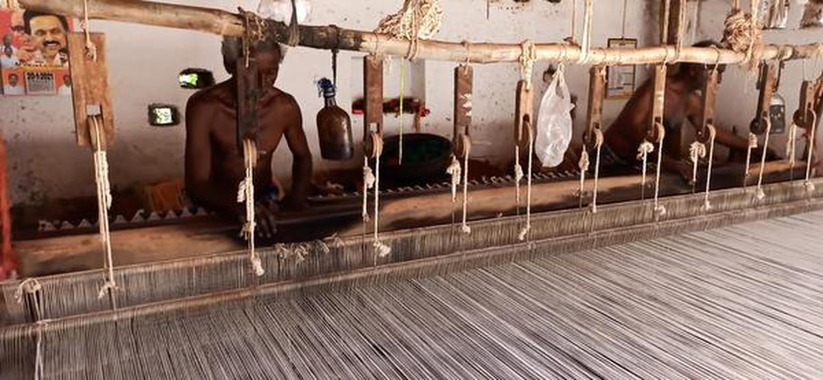 How Jamakkalam weavers are reinventing this heritage product - The Hindu