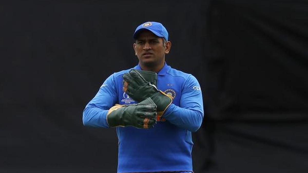 2019 Cricket World Cup: Dhoni removes dagger logo from keeping gloves ...