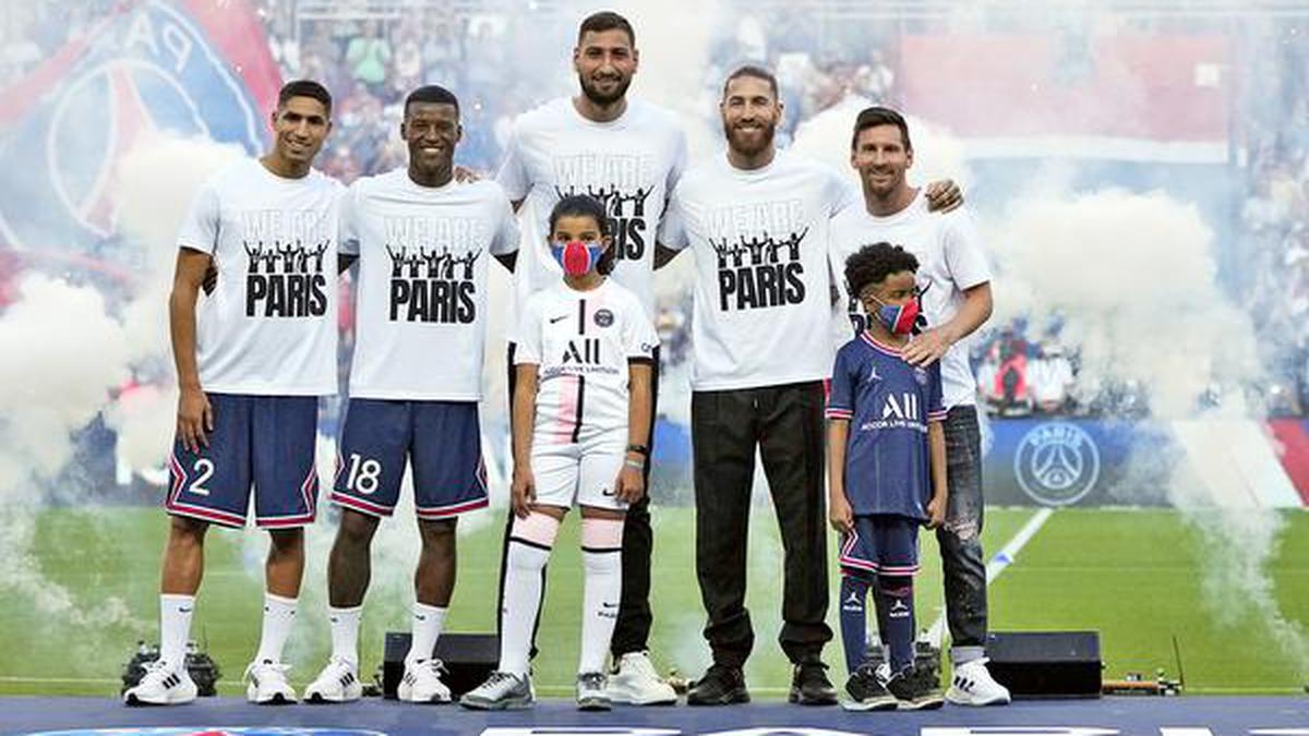 PSG fans give Messi a superstar welcome - The Hindu