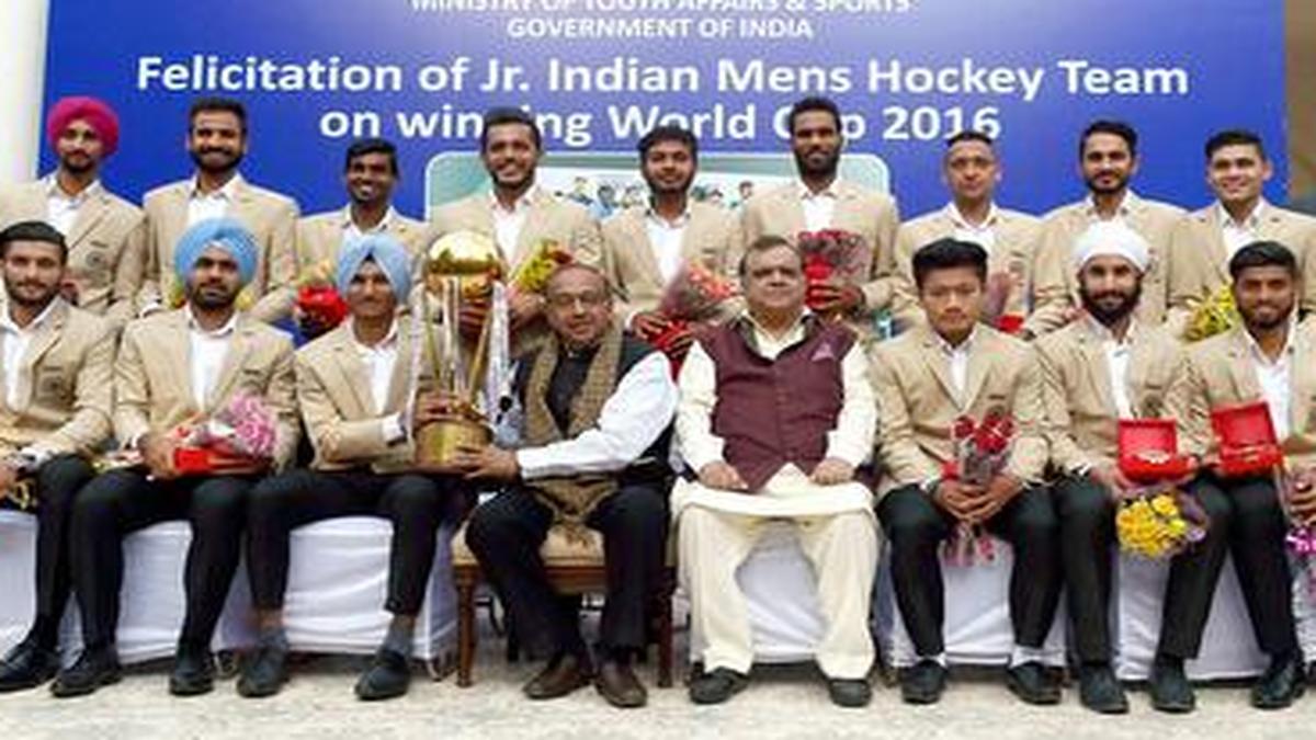Vijay Goel felicitates junior men’s team - The Hindu