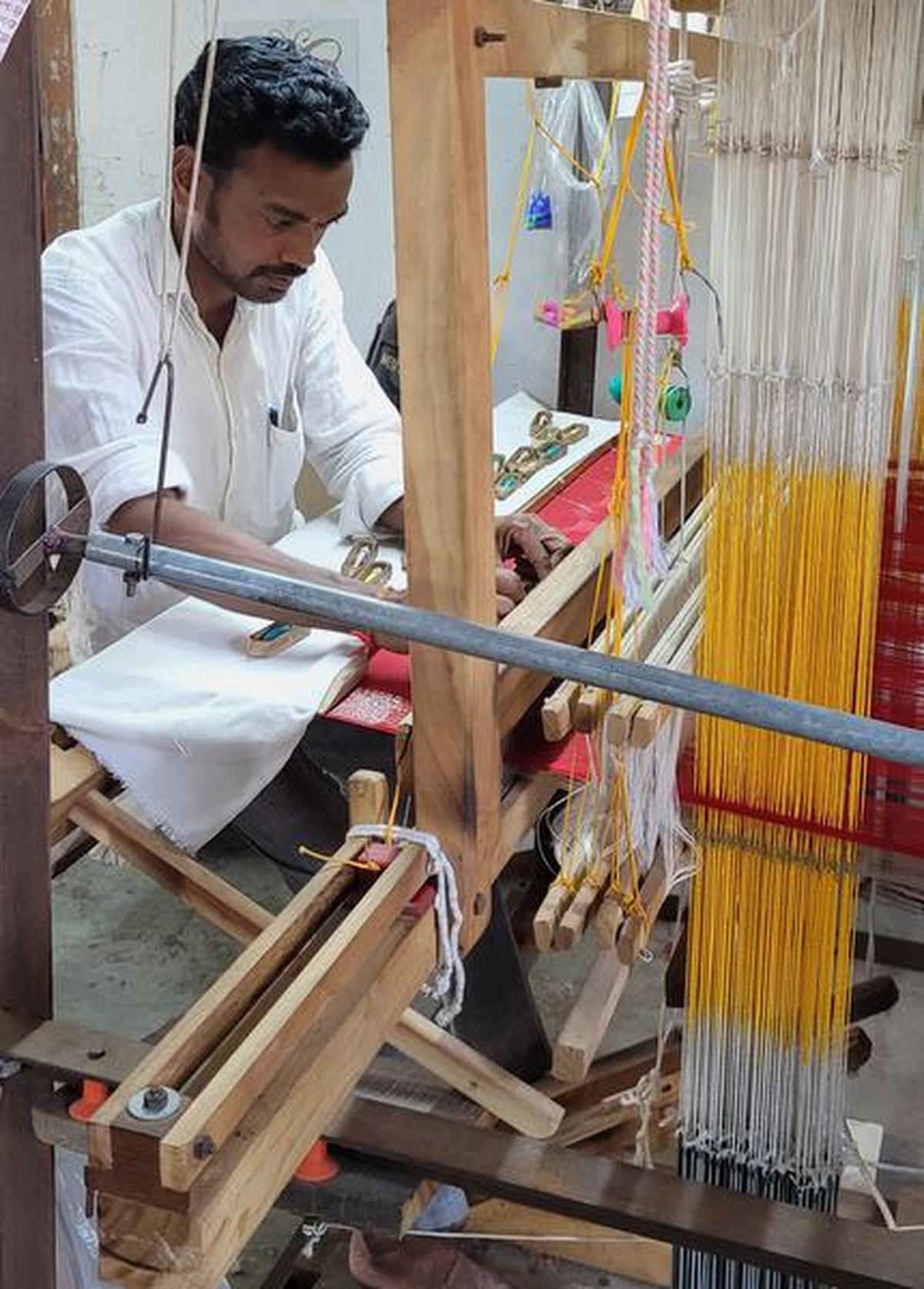Telangana’s Sircilla power loom weavers in a knot - The Hindu