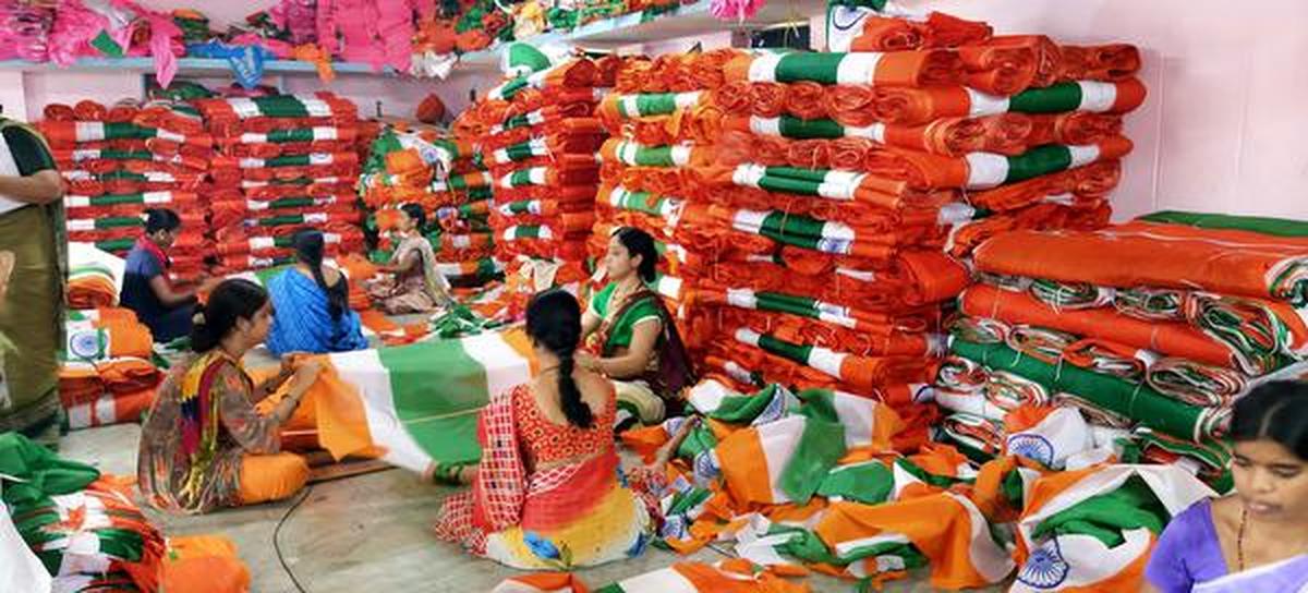 Tiranga boost for powerloom town of Sircilla - The Hindu