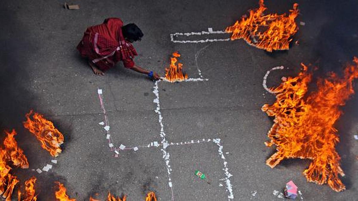 Karaga procession on Saturday midnight - The Hindu