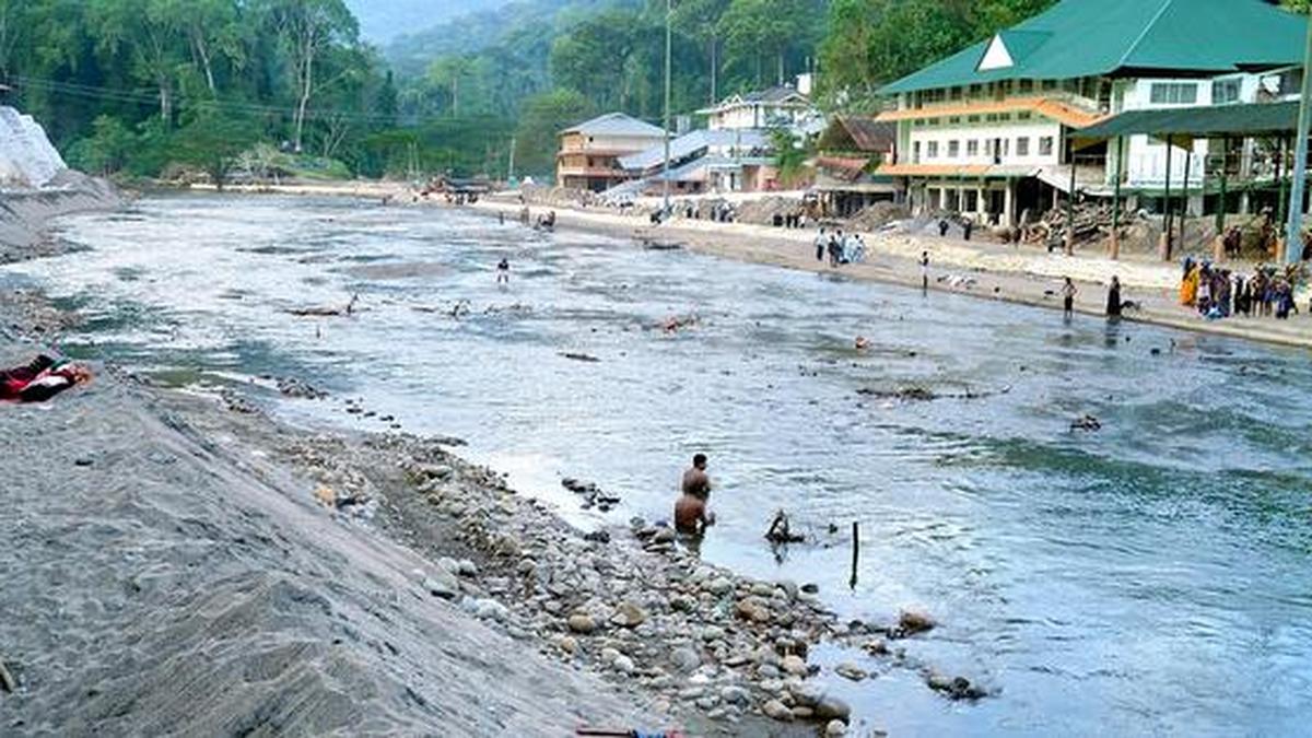 Pilgrims stranded at flood-ravaged Pampa without any facilities - The Hindu