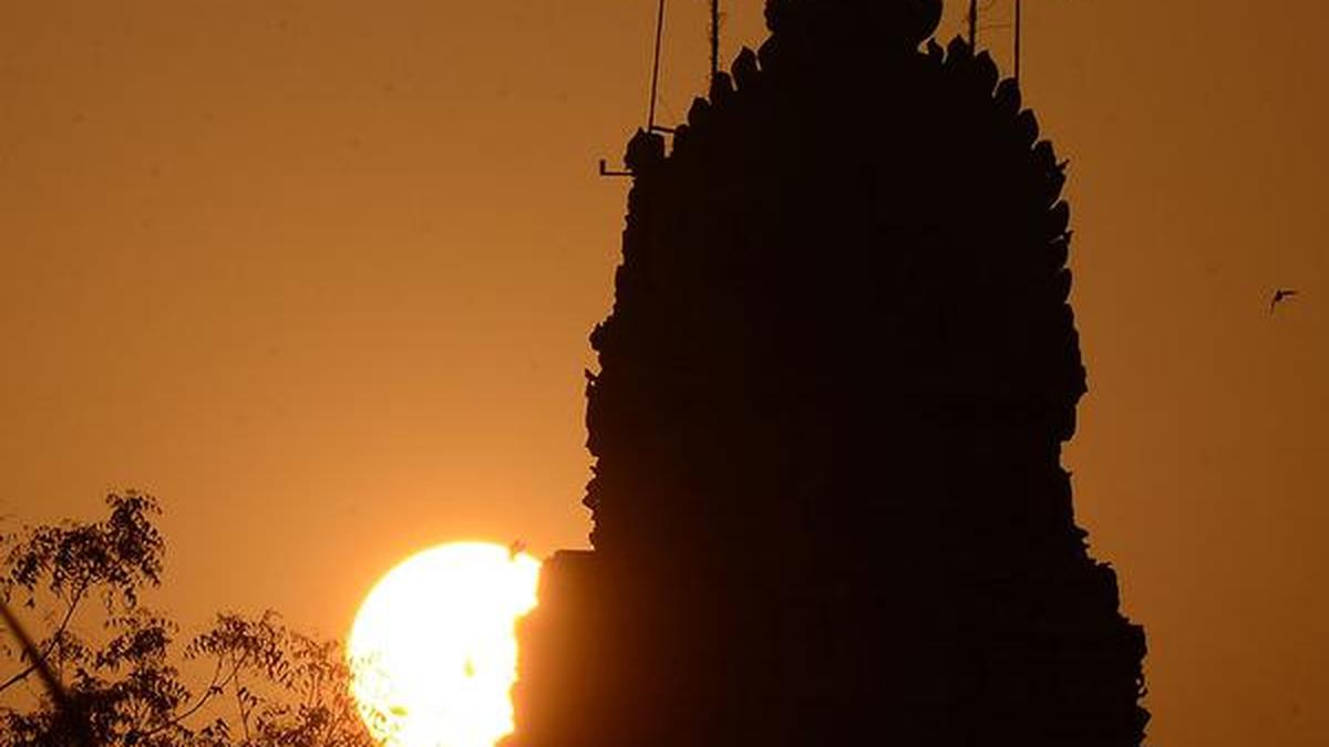Watch | Priest chanting 'potri' (archanai) in Tamil - The Hindu