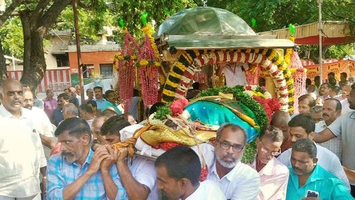 Public pay homage to Karumuttu T. Kannan, last rites performed in ...