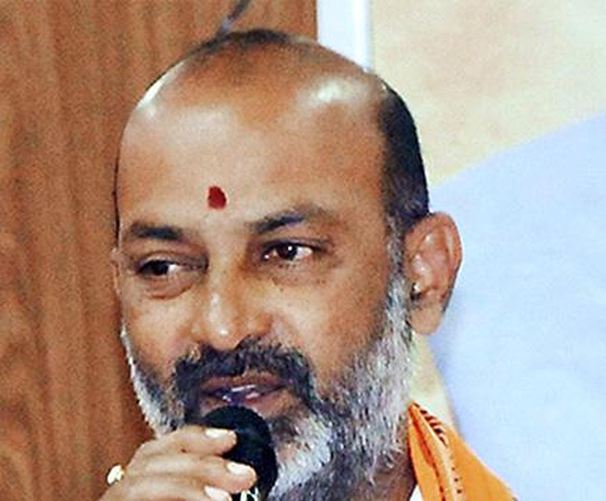 Bandi resumes padayatra - The Hindu